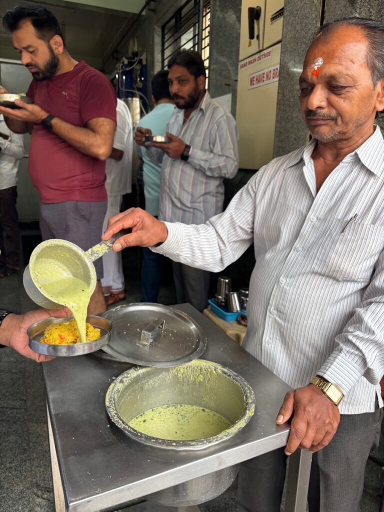 Brahmins' Coffee Bar（バンガロール）｜「イドゥリ・ワダ」が美味しいティファン・スタンド